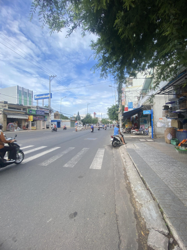 BÁN CĂN NHÀ CẤP 4 DIỆN TÍCH RỘNG RÃI, NGANG 8M_ KHU DÂN CƯ, PHƯỜNG RẠCH DỪA